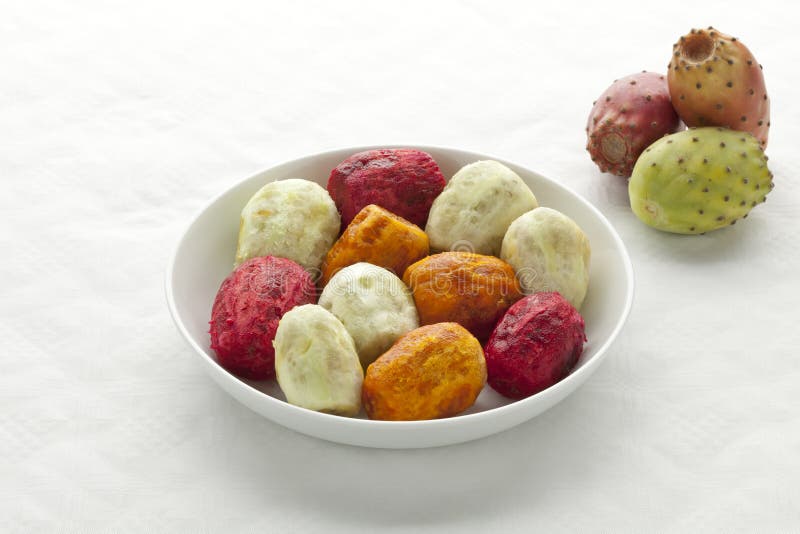 Fruta Pelada Del Higo Chumbo Imagen de archivo - Imagen de espinas ...