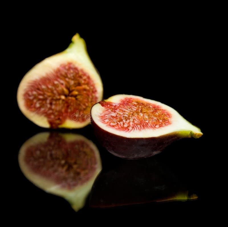 Fruta Roxa Madura Do Figo Cortada Dentro Parcialmente Foto de Stock ...