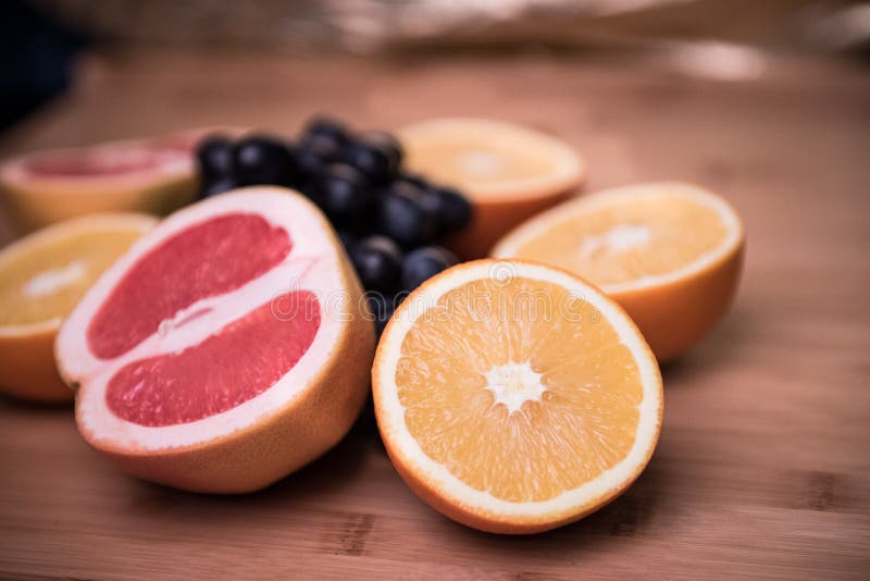 Frutas Clasificadas En Un Fondo Gris Imagen de archivo - Imagen de ...