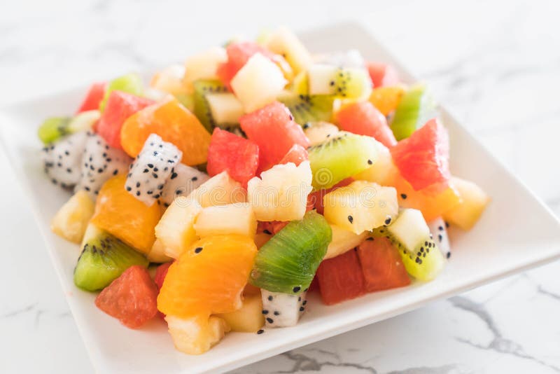 Frutas cortadas mistura imagem de stock. Imagem de fresco - 114020503