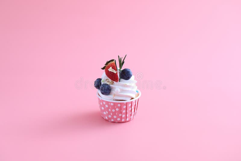 Frutas Cupcake Aislado En Fondo Rosa Foto de archivo - Imagen de primer ...