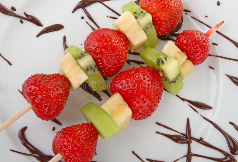 Fruta En Los Pinchos Con El Chocolate Fotos De Stock - Download 37 ...