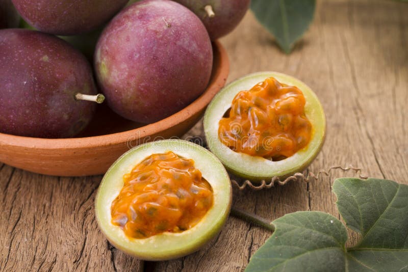 Frutas Del Gulupa En La Tabla De Madera De La Vid Imagen de archivo ...