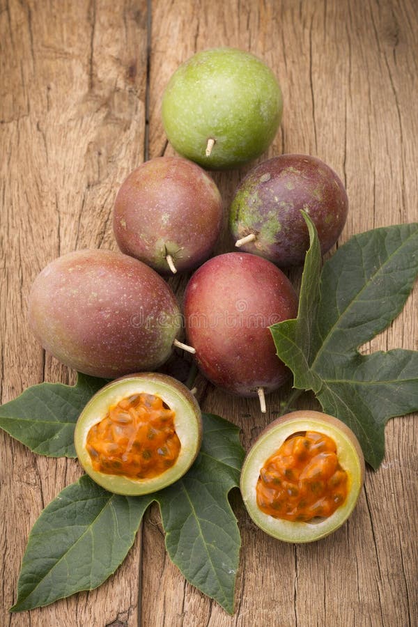 Frutas Del Gulupa En La Tabla De Madera De La Vid Foto de archivo ...