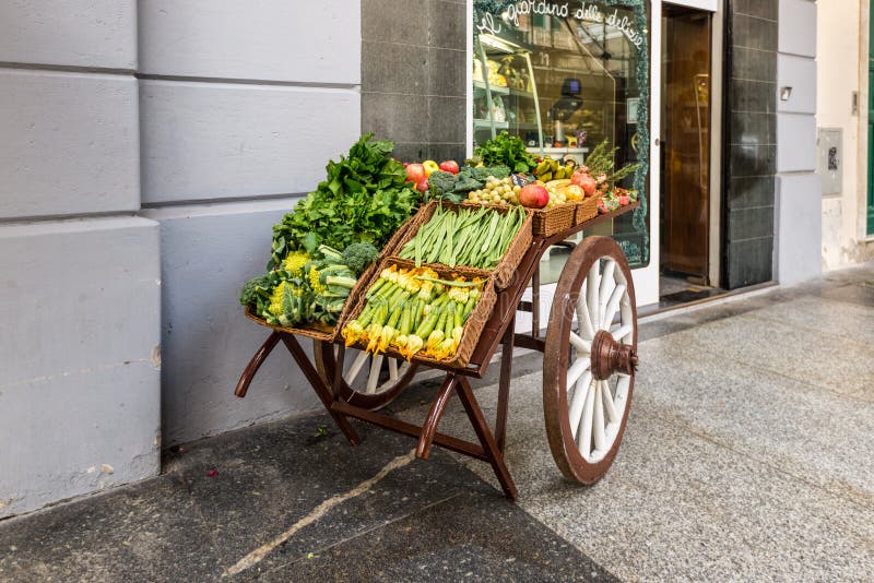 Frutas E Legumes Em Um Trole Fotografia Editorial - Imagem de consumo ...