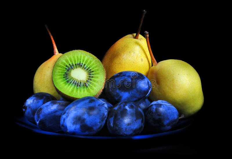 Frutas en negro imagen de archivo. Imagen de ciruelo, kiwi - 7204355