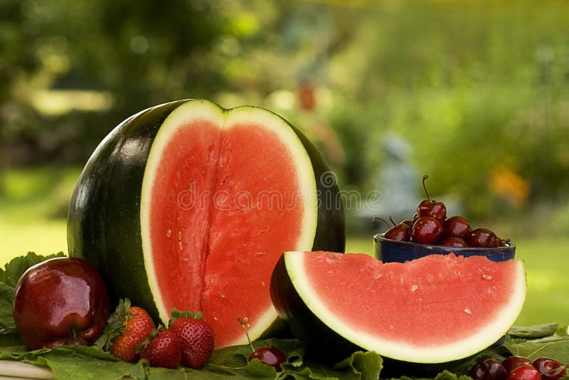 Frutas rojas foto de archivo. Imagen de afuera, fresas - 9774552