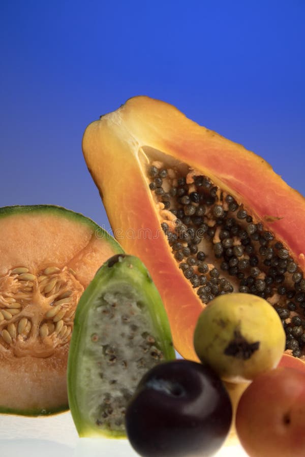 Frutas tropicales en azul imagen de archivo. Imagen de sabra - 100020421