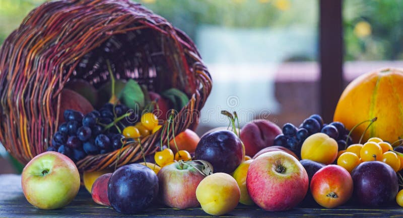 Frutas Variadas Sobre La Mesa Imagen de archivo - Imagen de fresco ...