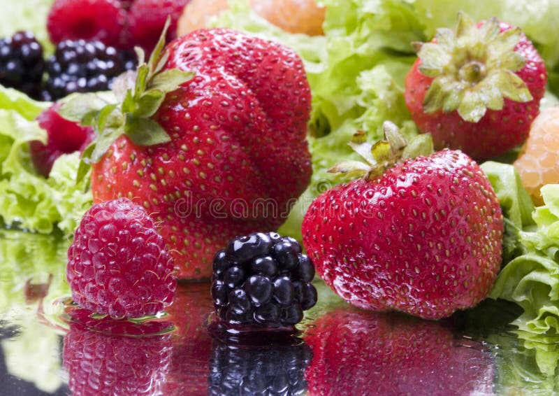 Frutas y lechuga foto de archivo. Imagen de dieta, salud - 2166640
