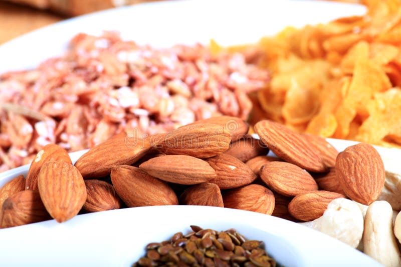 Frutas y semillas secas imagen de archivo. Imagen de seco - 52090141