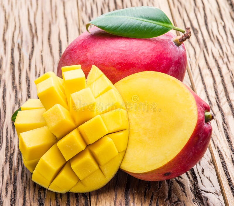 Fruto Da Manga Com a Folha Isolada No Fundo Branco Imagem de Stock ...