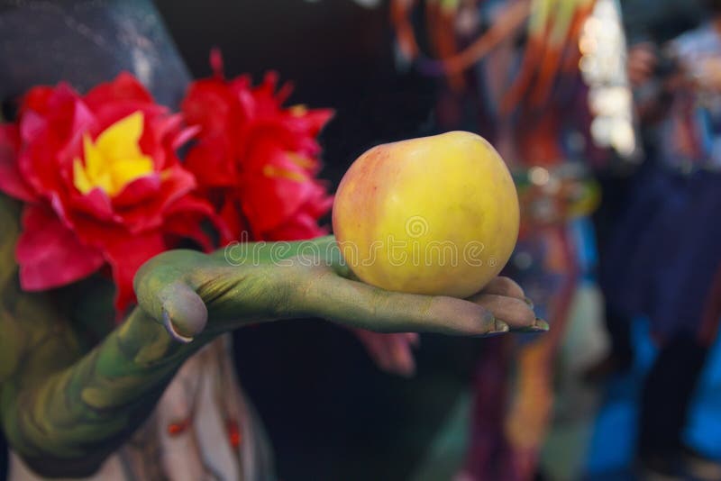 O Fruto Proibido Dos Espinhos Imagem de Stock - Imagem de vida, tudo ...