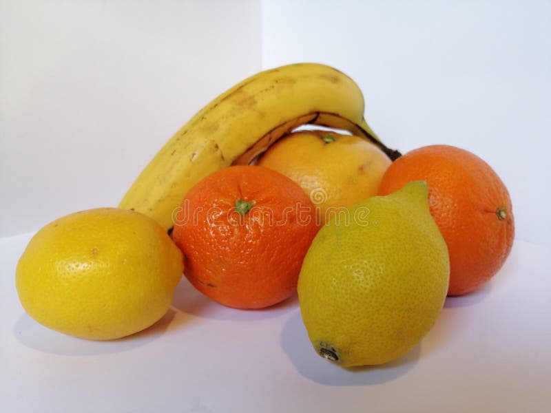 Frutos de fondo blanco foto de archivo. Imagen de fruta - 180414010