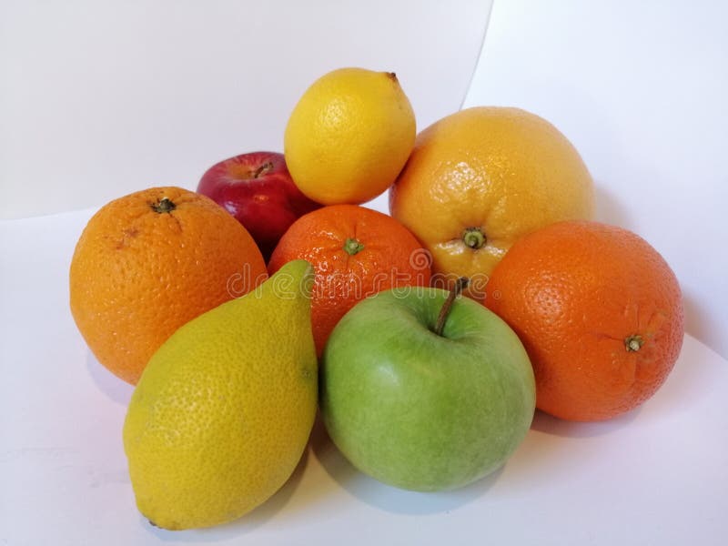 Frutos de fondo blanco imagen de archivo. Imagen de alimento - 180414649