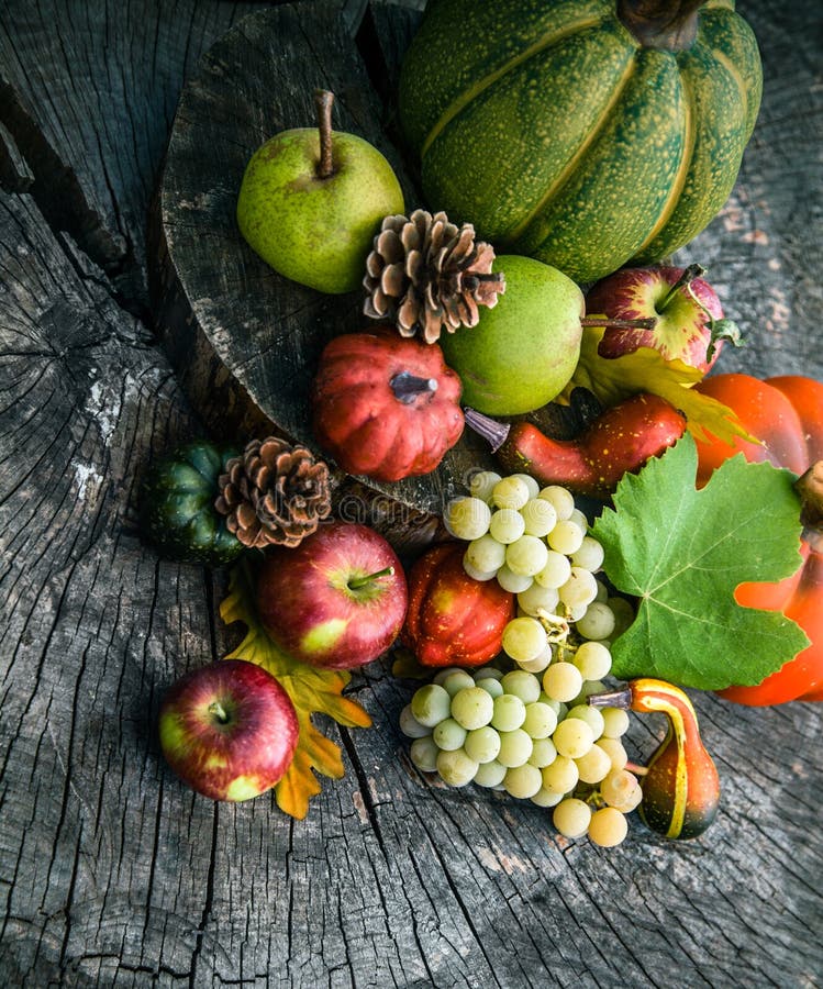 Frutta Di Autunno Sulla Tavola Immagine Stock - Immagine di fogliame ...