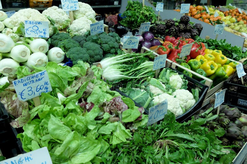 Frutta e verdure italiane immagine stock. Immagine di taglio - 48224831
