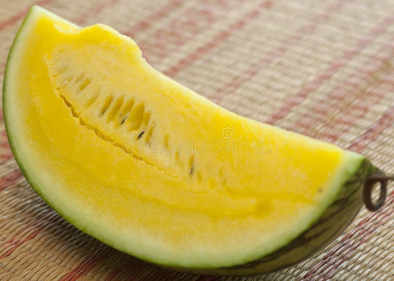 Frutta gialla dell'anguria fotografia stock. Immagine di rosso - 23794682