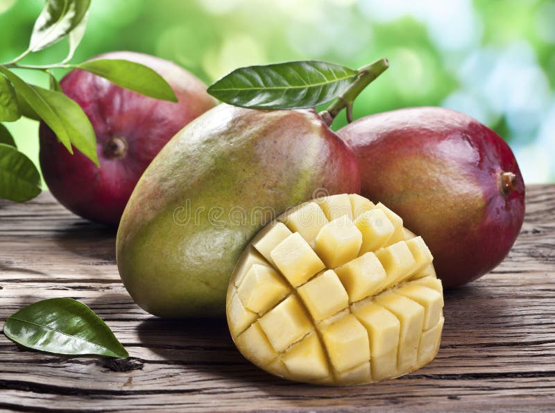 Frutti Del Mango Su Una Tavola Di Legno. Immagine Stock - Immagine di ...