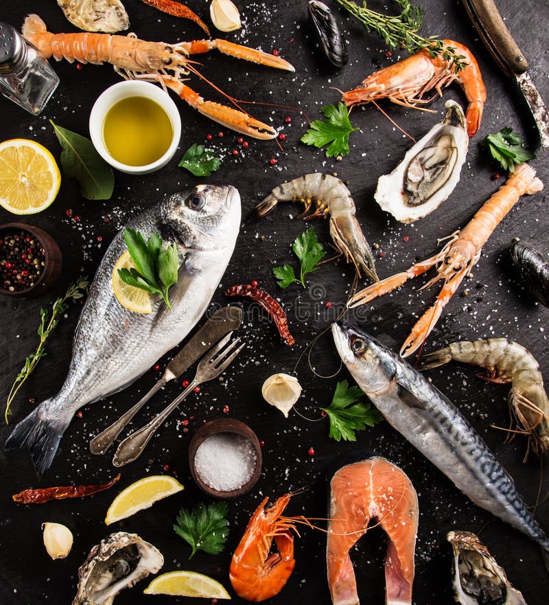 Frutti Di Mare Freschi Sulla Pietra Nera Fotografia Stock - Immagine di ...