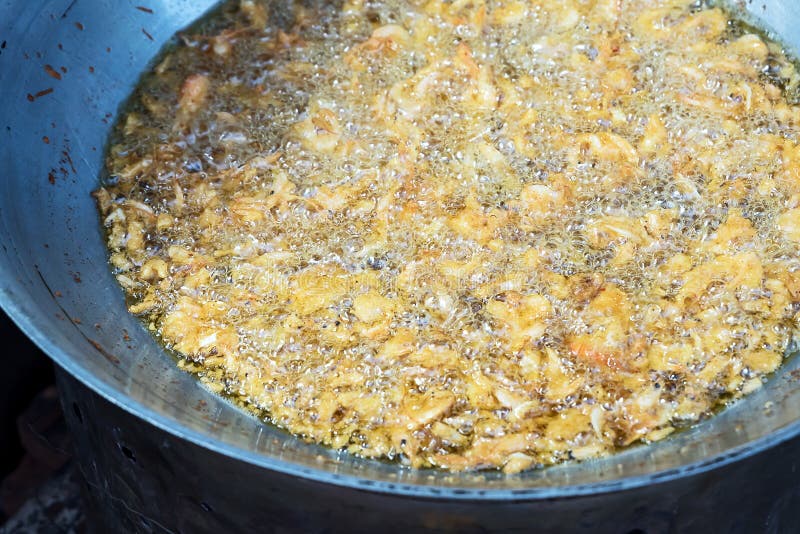 Crab in the hot oil pan stock photo. Image of appetizer - 158513266