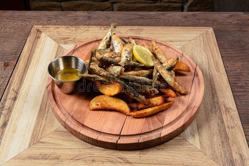 Fryst fisk och potatis fotografering för bildbyråer. Bild av fisk ...