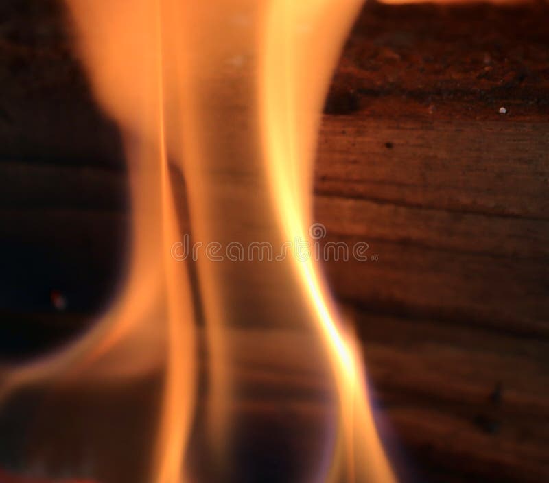 Fuego Caliente Hermoso Que Quema En Una Chimenea Foto de archivo ...