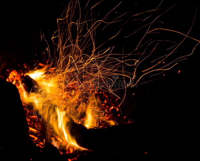 Fuego Con Las Chispas En Un Fondo Negro Imagen de archivo - Imagen de ...