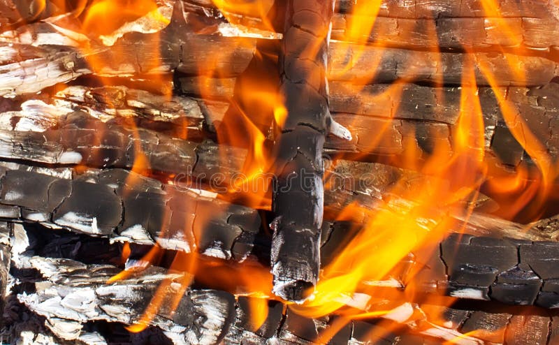 Fuego De La Madera Que Quema La Llama Roja Brillante Foto de archivo ...