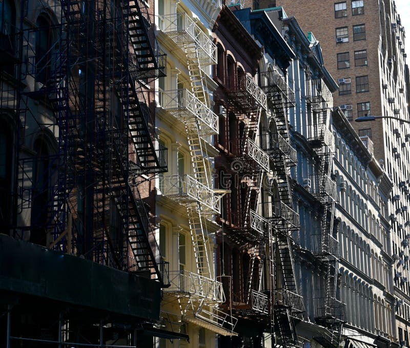 Fuego de Nueva York escapa foto de archivo. Imagen de fuego - 172290344