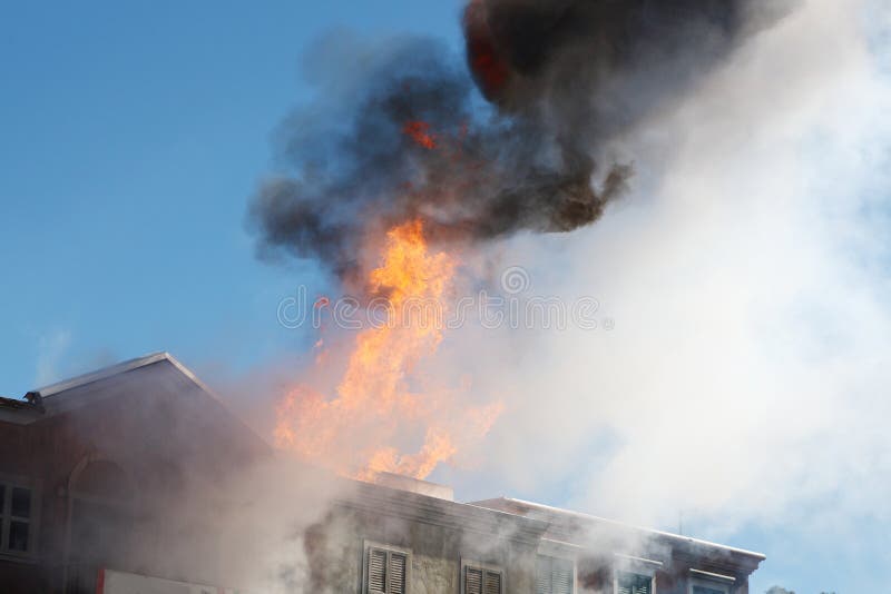 Edificio en fuego foto de archivo. Imagen de infierno - 79303416