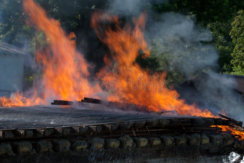 Fuego del edificio imagen de archivo. Imagen de edificio - 83050995