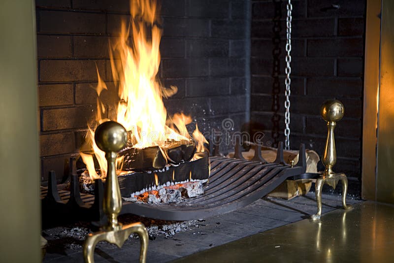 Fuego en chimenea foto de archivo. Imagen de llama, ardiendo - 12382466
