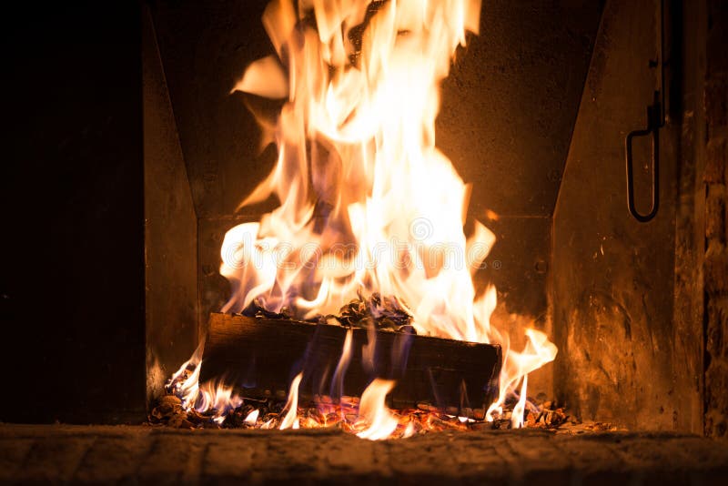 Fuego en una chimenea imagen de archivo. Imagen de llama - 53748875