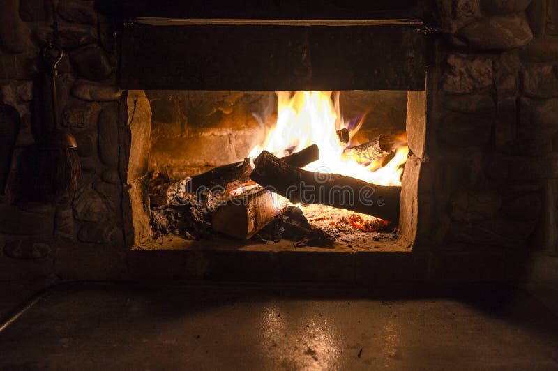 Fuego en chimenea imagen de archivo. Imagen de interior - 41106453
