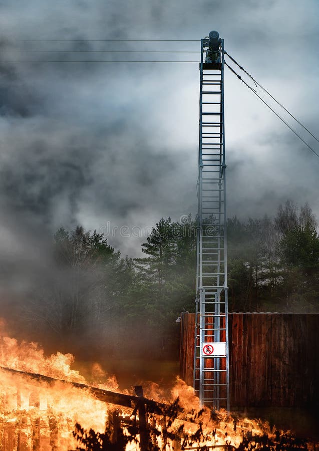 Fuego En El Edificio Con Una Escalera a La Torre Del Metal Foto de ...