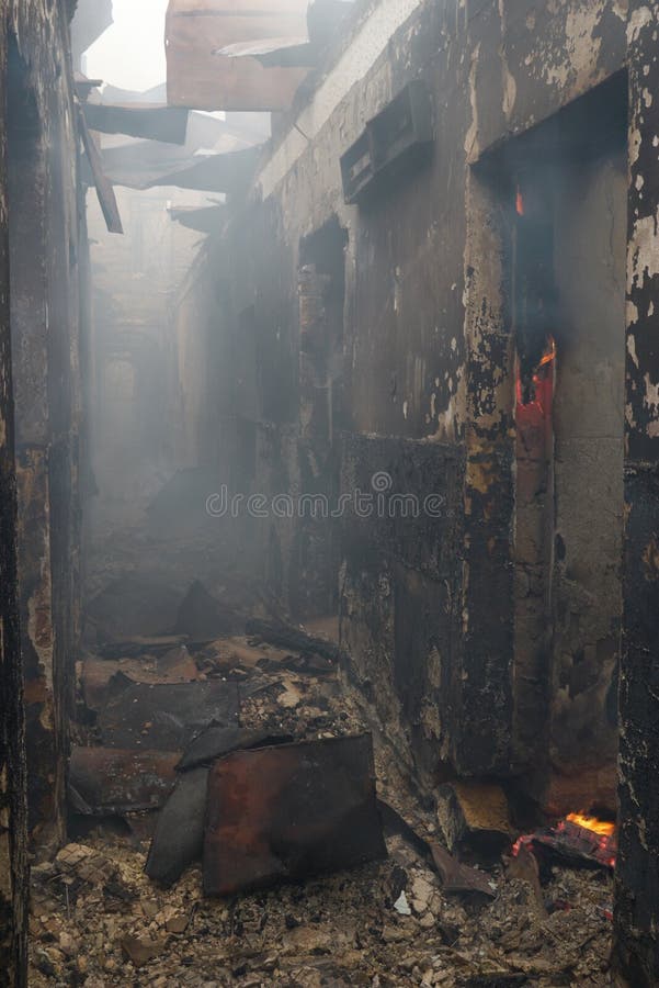 Fuego en un edificio imagen de archivo. Imagen de ceniza - 9515733