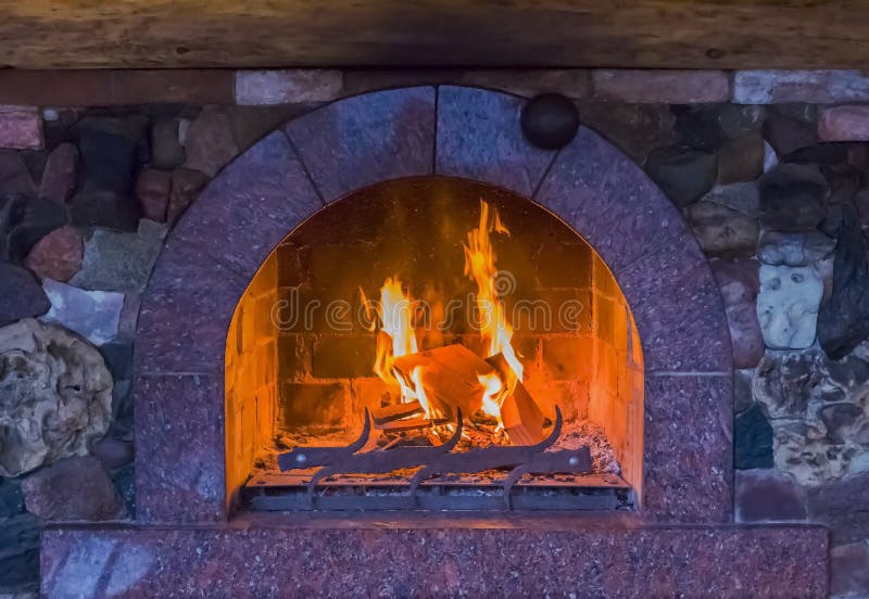 Fuego en una chimenea imagen de archivo. Imagen de anaranjado - 27536405