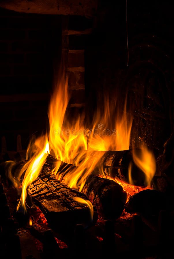 Fuego en una chimenea foto de archivo. Imagen de detalle - 30209496