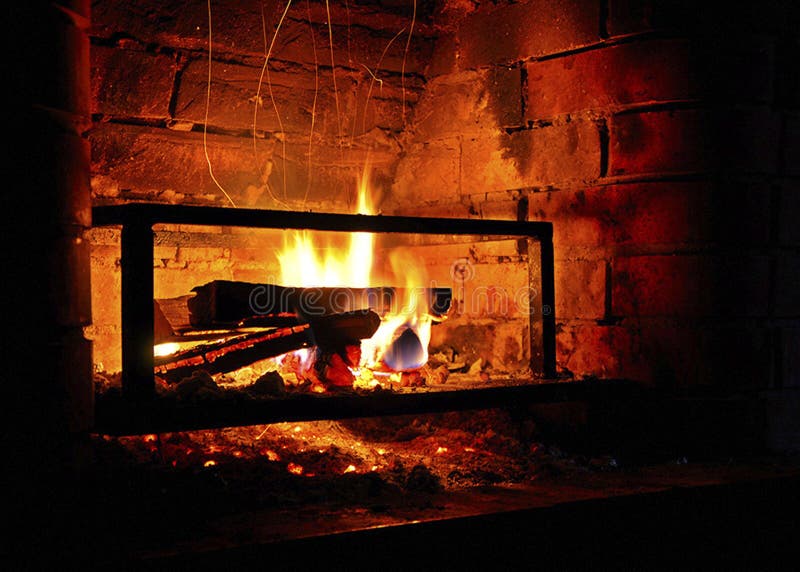 Fuego En Una Chimenea Con Las Llamas Foto de archivo - Imagen de ...