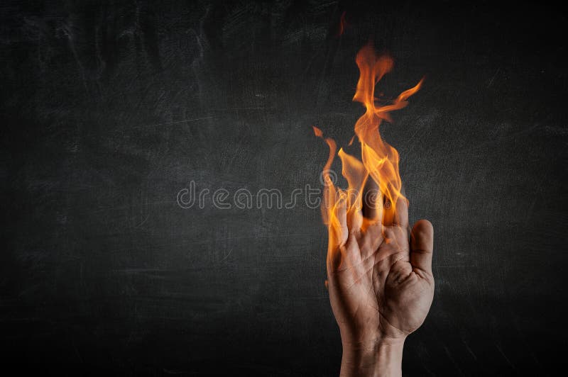 Fuego Que Quema En Sus Manos Foto de archivo - Imagen de fuego, logro ...