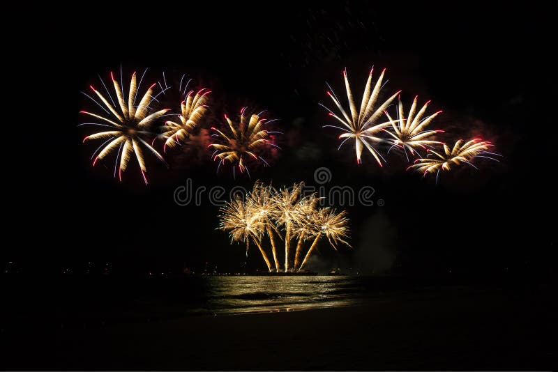 Dos Cohetes De Los Fuegos Artificiales Ascienden En El Cielo Imagen de ... Dos Cohetes De Los Fuegos Artificiales Ascienden En El Cielo Imagen de ...