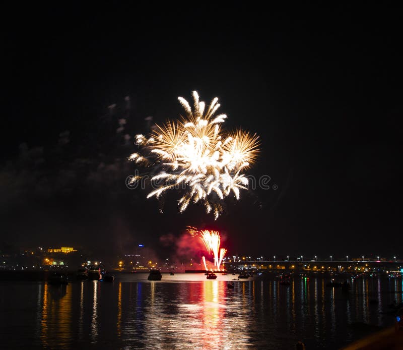 Fuegos Artificiales De Las Borlas Amarillas Que Crecen De Las Fuentes