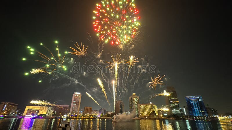 Fuegos Artificiales En Al Seef En Dubai Uae Foto de archivo editorial - Imagen de chispa ...