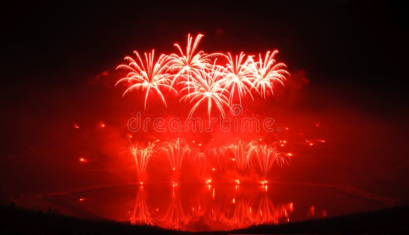 Fuegos artificiales rojos foto de archivo. Imagen de oscuridad - 15385602