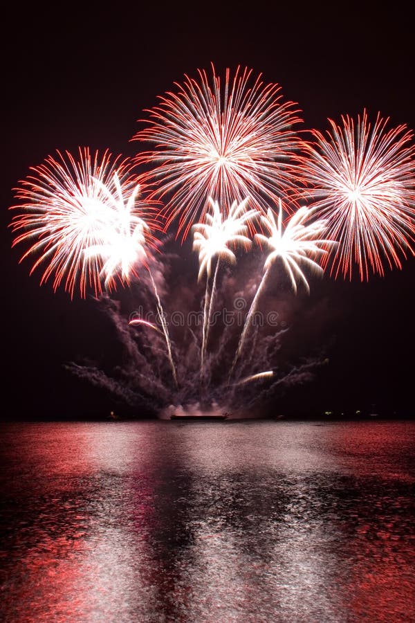 Fuegos artificiales rojos foto de archivo. Imagen de noche - 2642986