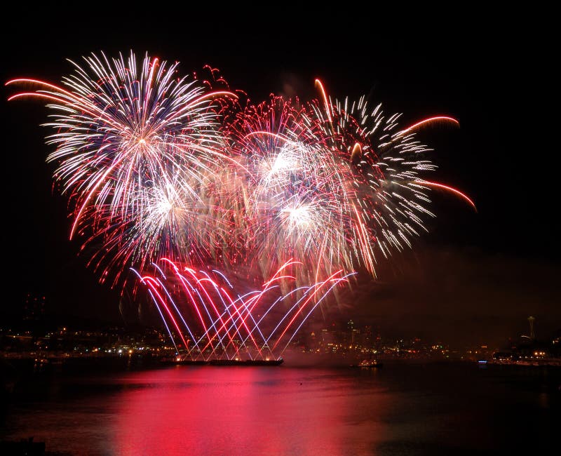 Fuegos artificiales rojos imagen de archivo. Imagen de color - 2733461