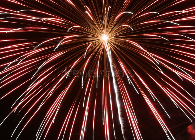 Fuegos artificiales rojos foto de archivo. Imagen de vacaciones - 3680934