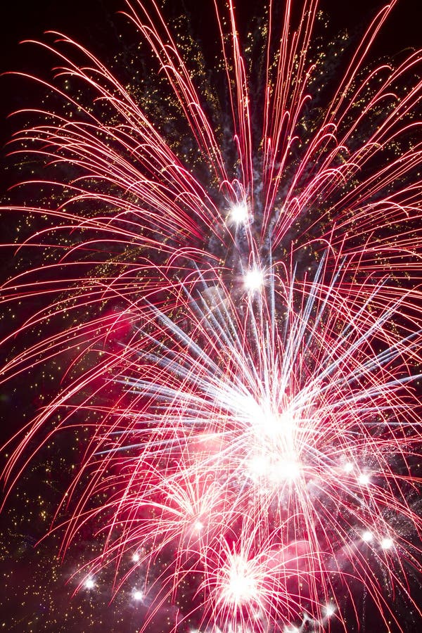 Fuegos artificiales rojos foto de archivo. Imagen de fireworks - 80905540