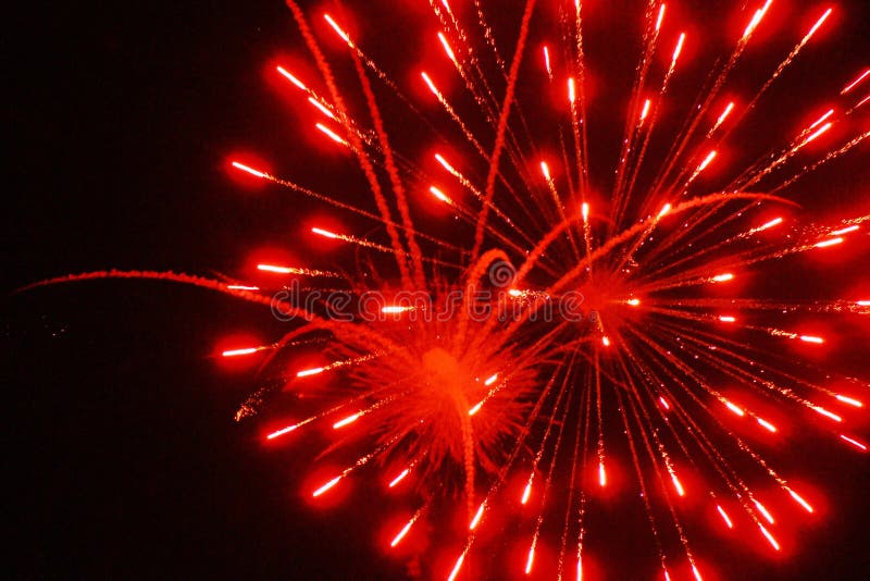 Fuegos artificiales rojos foto de archivo. Imagen de luna - 97432976